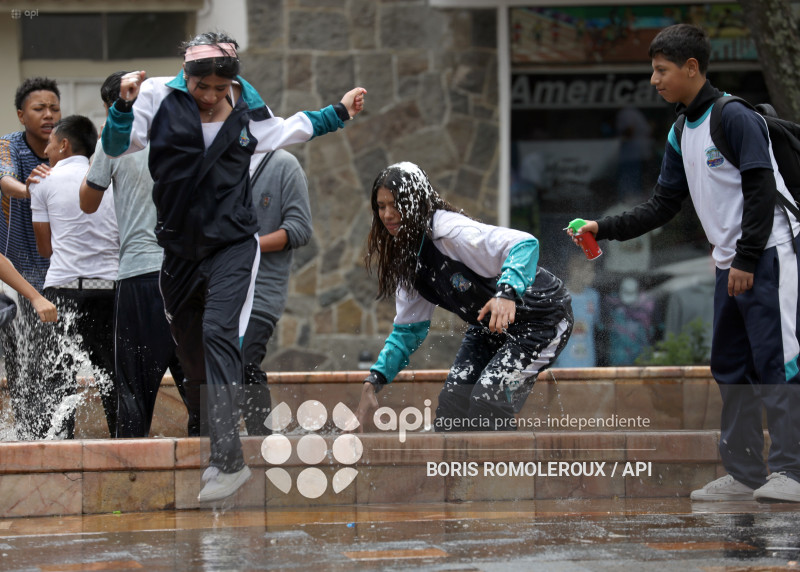 Fotografías | Sociedad | CUENCA-CARNAVAL-ESTUDIANTES-PILETA